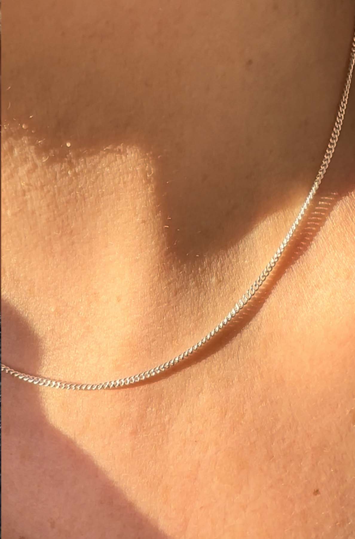 SILVER DAINTY CURB CHAIN – AURUM + GREY