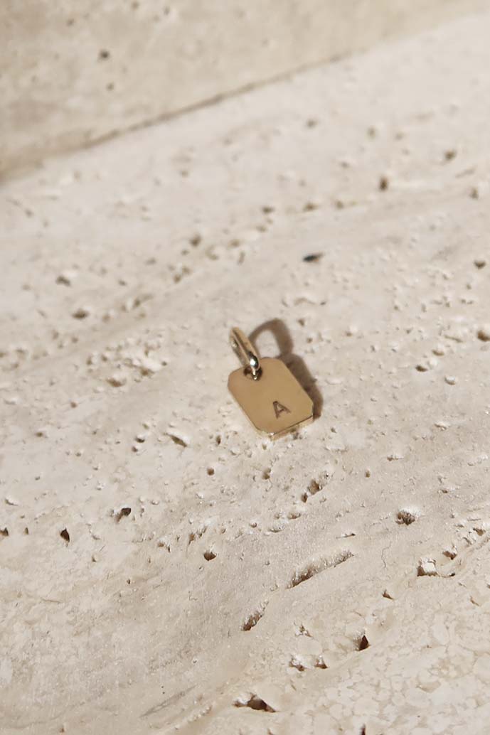 THE LOVE TAG LETTER GOLD PENDANT – AURUM + GREY